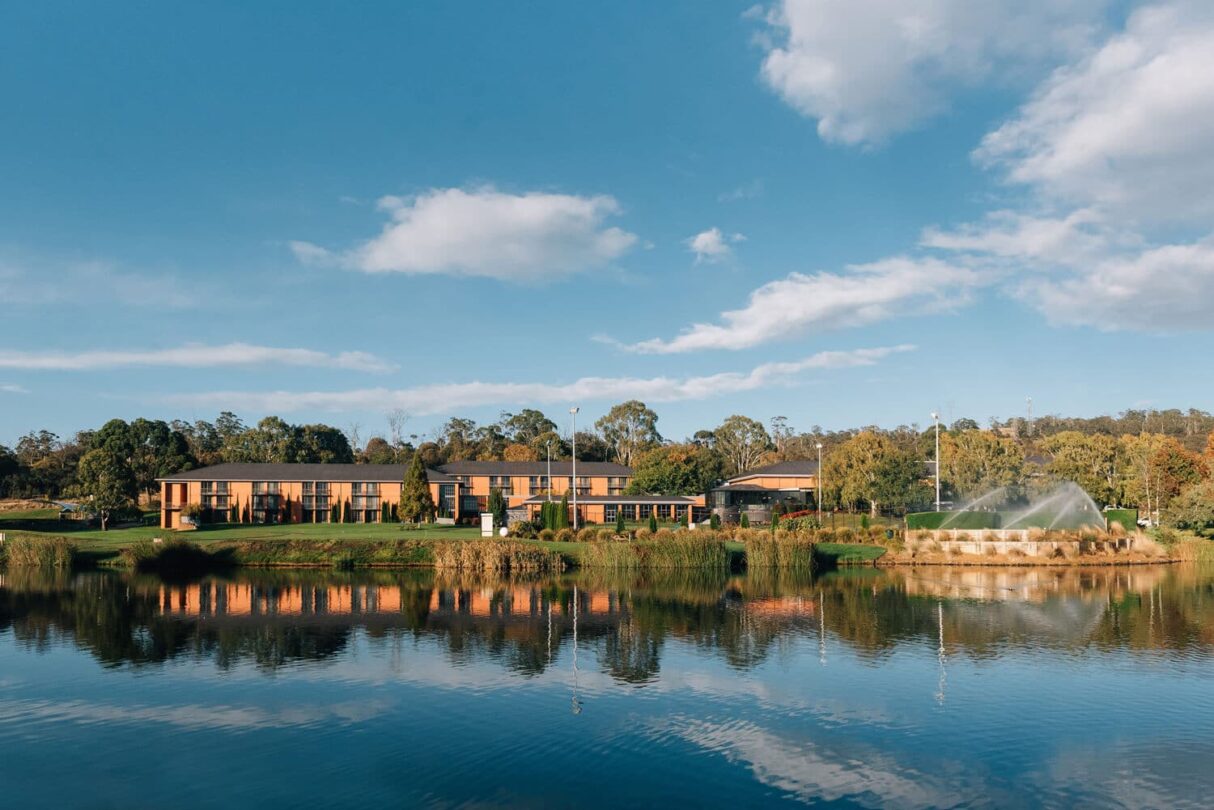 Self-Contained Accommodation Launceston - Country Club Villas | Country ...